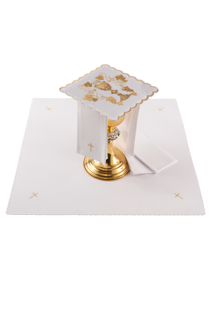 Embroidered chalice linens set with a chalice motif