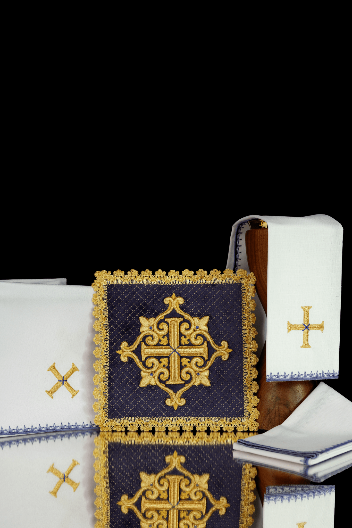 Altar Linens with embroidered cross, purple velvet | CHASUBLES.COM